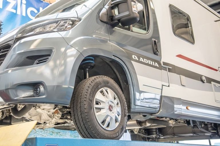 How to Level Motorhome with Hydraulic Jacks? - GoMotoRiders ...